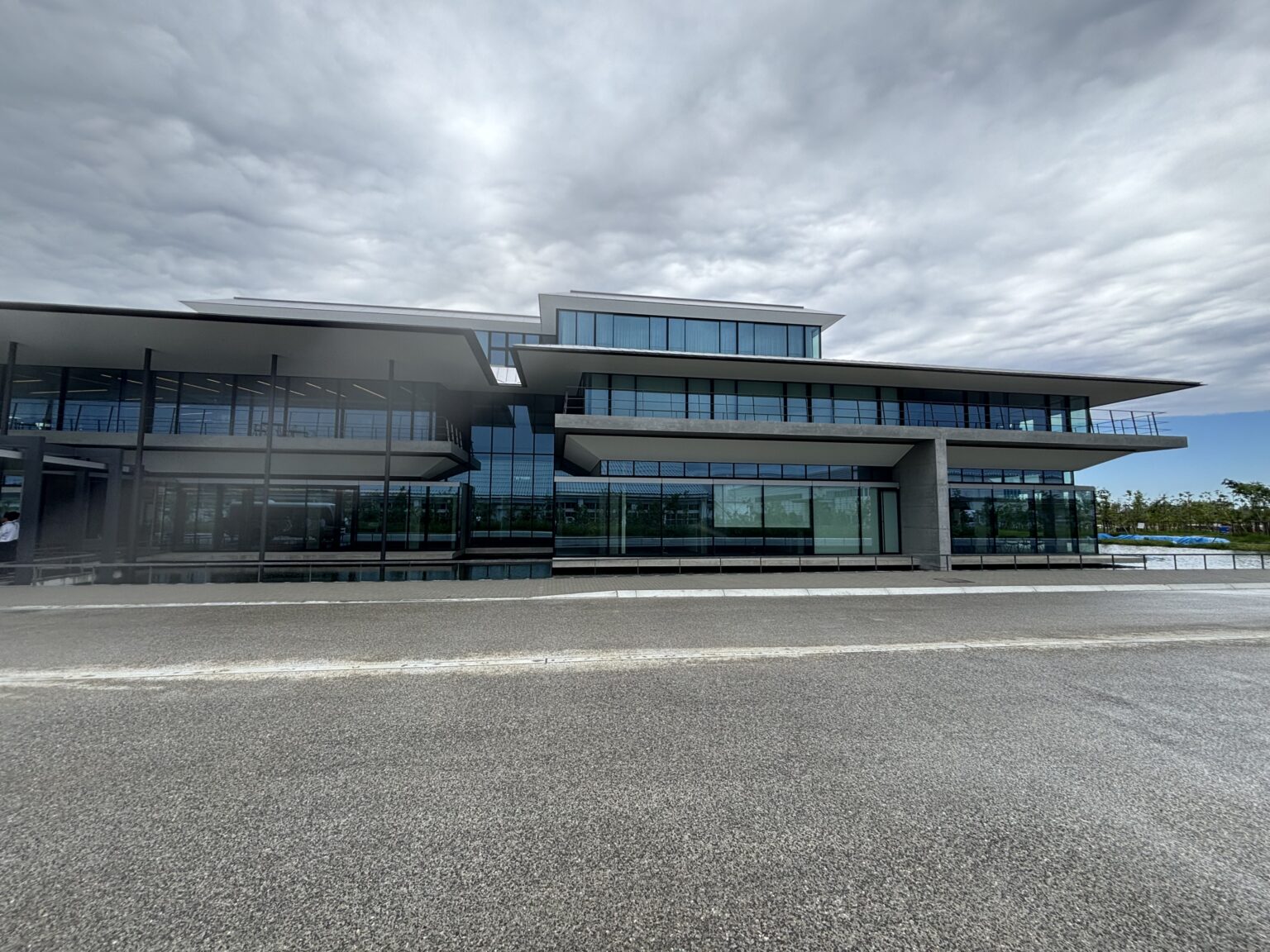 【視察レポート1】YKK AP30ビル・黒部製造所・YKK AP技術館 - ハウス・ベース株式会社